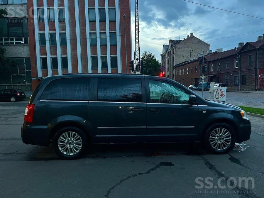 Melns Lancia Voyager 2012 Rīga, ar dzinēja tilpumu 2.80 L un nobraukumu 356 tūkst. km par 6500 €, foto 6 vietnē AUTOMOTO.COM.LV