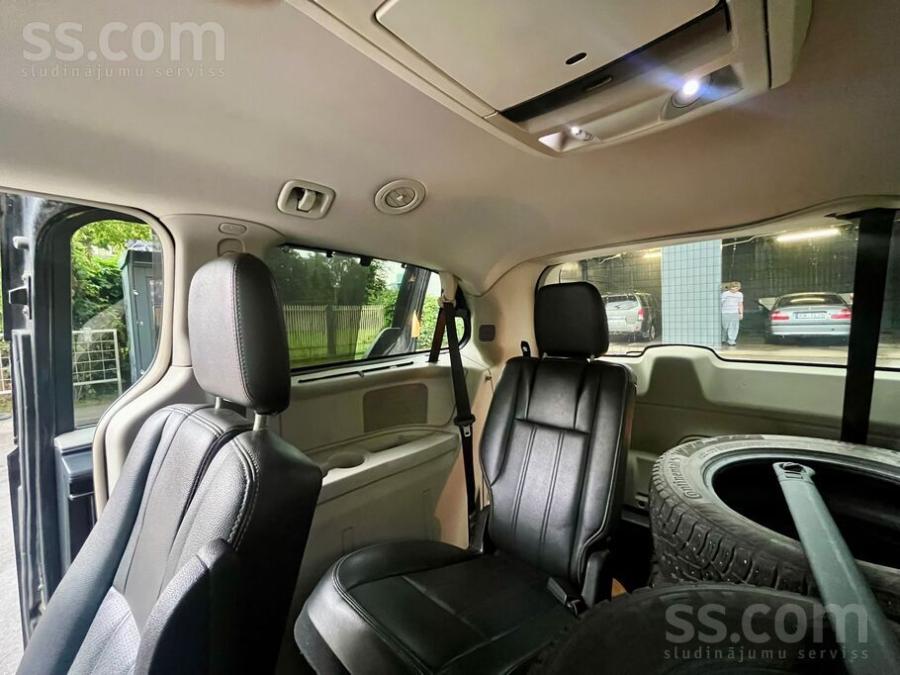 Melns Lancia Voyager 2012 Rīga, ar dzinēja tilpumu 2.80 L un nobraukumu 356 tūkst. km par 6500 €, foto 13 vietnē AUTOMOTO.COM.LV