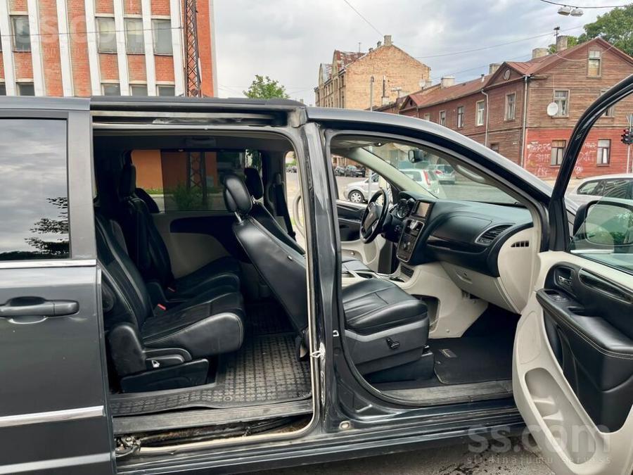 Melns Lancia Voyager 2012 Rīga, ar dzinēja tilpumu 2.80 L un nobraukumu 356 tūkst. km par 6500 €, foto 15 vietnē AUTOMOTO.COM.LV