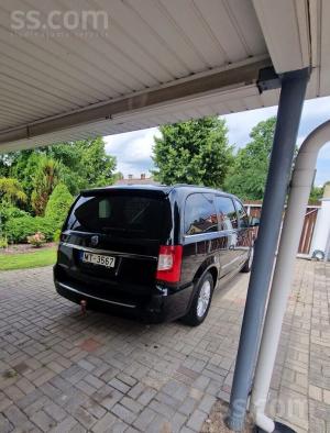 Black Lancia Voyager 2012 in Jelgava, with an engine capacity of 2.80 L and mileage of 297 thousand km for 7500 €, photo 3 on AUTOMOTO.COM.LV