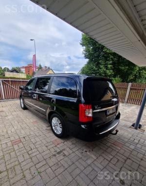 Black Lancia Voyager 2012 in Jelgava, with an engine capacity of 2.80 L and mileage of 297 thousand km for 7500 €, photo 4 on AUTOMOTO.COM.LV