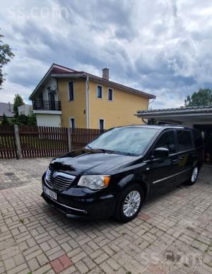 Black Lancia Voyager 2012 in Jelgava, with an engine capacity of 2.80 L and mileage of 297 thousand km for 7500 €, photo 6 on AUTOMOTO.COM.LV