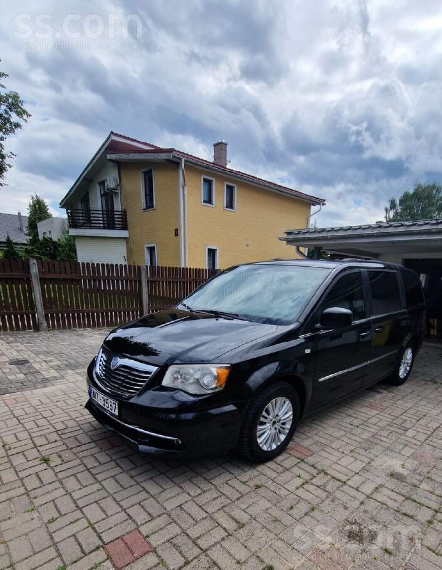 Black Lancia Voyager 2012 in Jelgava, with an engine capacity of 2.80 L and mileage of 297 thousand km for 7500 €, photo 6 on AUTOMOTO.COM.LV