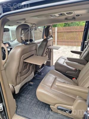Black Lancia Voyager 2012 in Jelgava, with an engine capacity of 2.80 L and mileage of 297 thousand km for 7500 €, photo 21 on AUTOMOTO.COM.LV