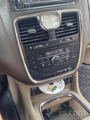 Black Lancia Voyager 2012 in Jelgava, with an engine capacity of 2.80 L and mileage of 297 thousand km for 7500 €, photo 27 on AUTOMOTO.COM.LV