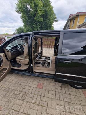 Black Lancia Voyager 2012 in Jelgava, with an engine capacity of 2.80 L and mileage of 297 thousand km for 7500 €, photo 31 on AUTOMOTO.COM.LV