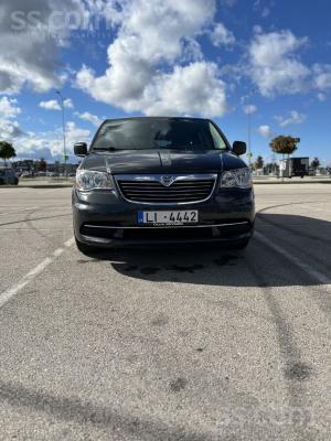 Black Lancia Voyager 2012 in Riga, with an engine capacity of 2.80 L and mileage of 240 thousand km for 4700 €, photo 3 on AUTOMOTO.COM.LV