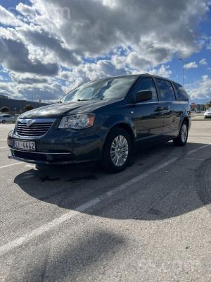 Black Lancia Voyager 2012 in Riga, with an engine capacity of 2.80 L and mileage of 240 thousand km for 4700 €, photo 4 on AUTOMOTO.COM.LV