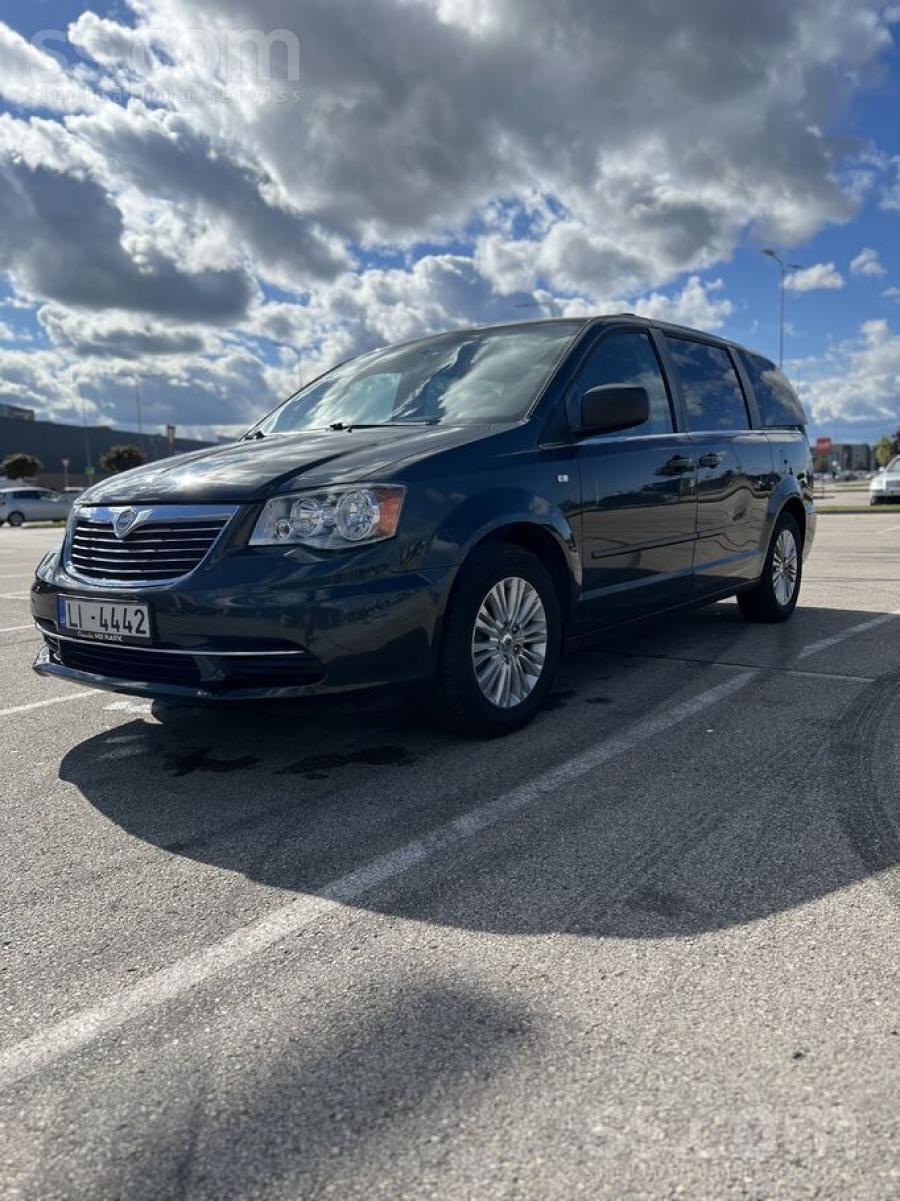 Black Lancia Voyager 2012 in Riga, with an engine capacity of 2.80 L and mileage of 240 thousand km for 4700 €, photo 4 on AUTOMOTO.COM.LV