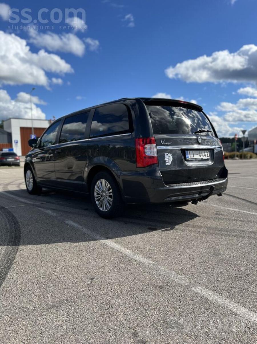 Black Lancia Voyager 2012 in Riga, with an engine capacity of 2.80 L and mileage of 240 thousand km for 4700 €, photo 5 on AUTOMOTO.COM.LV
