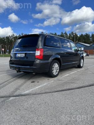 Black Lancia Voyager 2012 in Riga, with an engine capacity of 2.80 L and mileage of 240 thousand km for 4700 €, photo 6 on AUTOMOTO.COM.LV