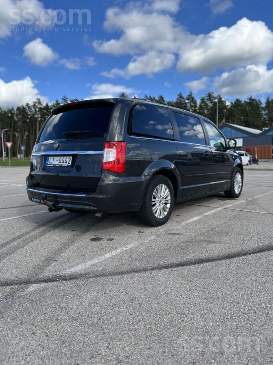 Black Lancia Voyager 2012 in Riga, with an engine capacity of 2.80 L and mileage of 240 thousand km for 4700 €, photo 6 on AUTOMOTO.COM.LV
