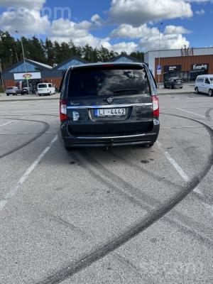 Black Lancia Voyager 2012 in Riga, with an engine capacity of 2.80 L and mileage of 240 thousand km for 4700 €, photo 7 on AUTOMOTO.COM.LV