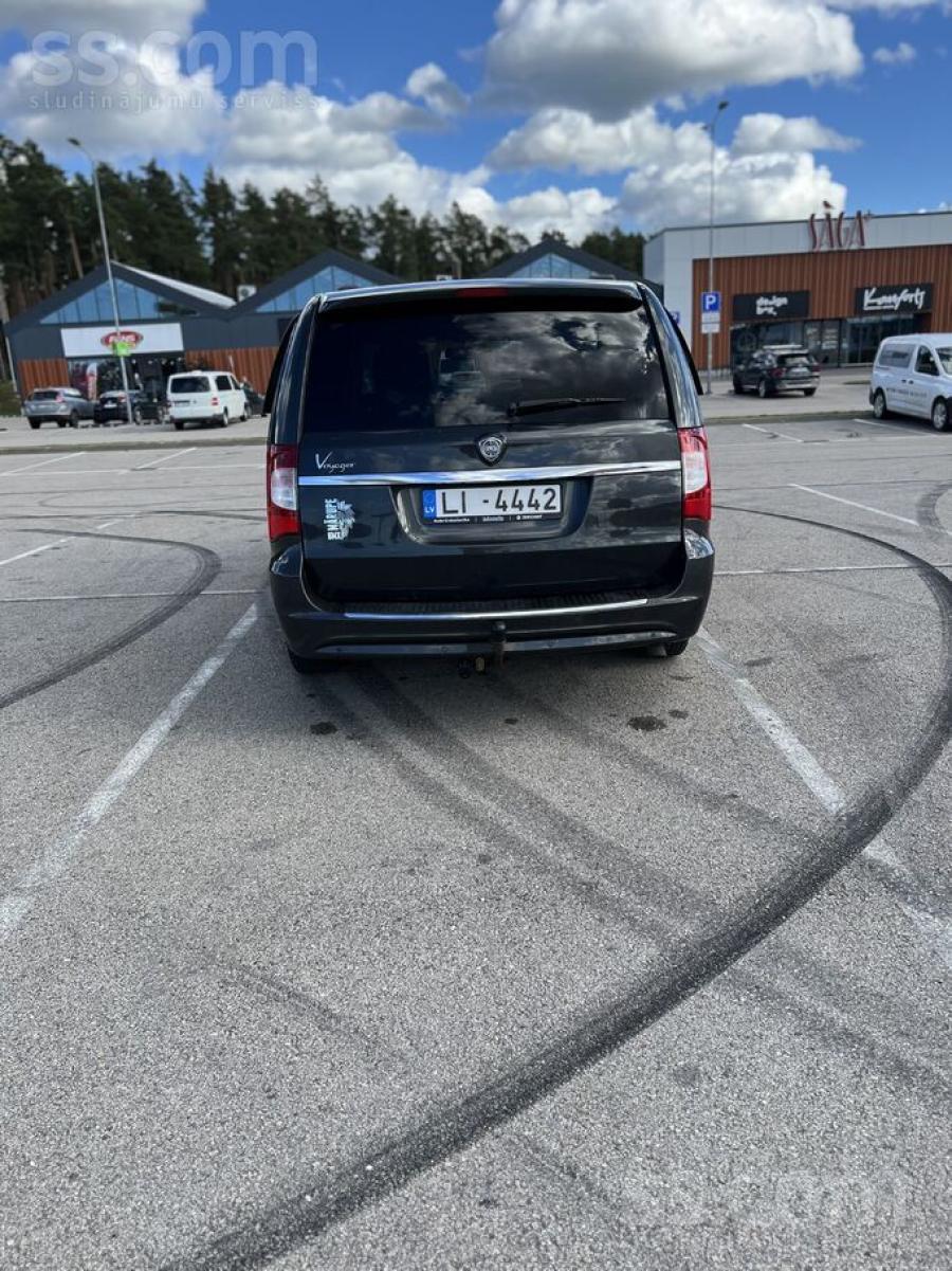 Black Lancia Voyager 2012 in Riga, with an engine capacity of 2.80 L and mileage of 240 thousand km for 4700 €, photo 7 on AUTOMOTO.COM.LV