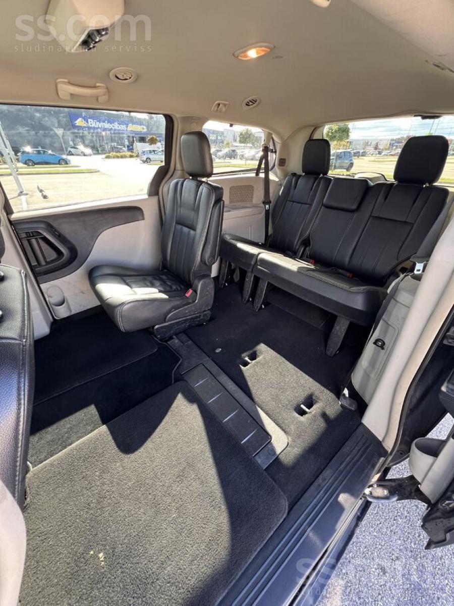 Black Lancia Voyager 2012 in Riga, with an engine capacity of 2.80 L and mileage of 240 thousand km for 4700 €, photo 14 on AUTOMOTO.COM.LV
