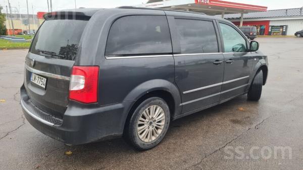 Melns Lancia Voyager 2012 Jēkabpils, ar dzinēja tilpumu 2.80 L un nobraukumu 357 tūkst. km par 6300 €, foto 5 vietnē AUTOMOTO.COM.LV