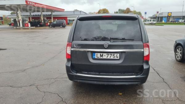Melns Lancia Voyager 2012 Jēkabpils, ar dzinēja tilpumu 2.80 L un nobraukumu 357 tūkst. km par 6300 €, foto 7 vietnē AUTOMOTO.COM.LV