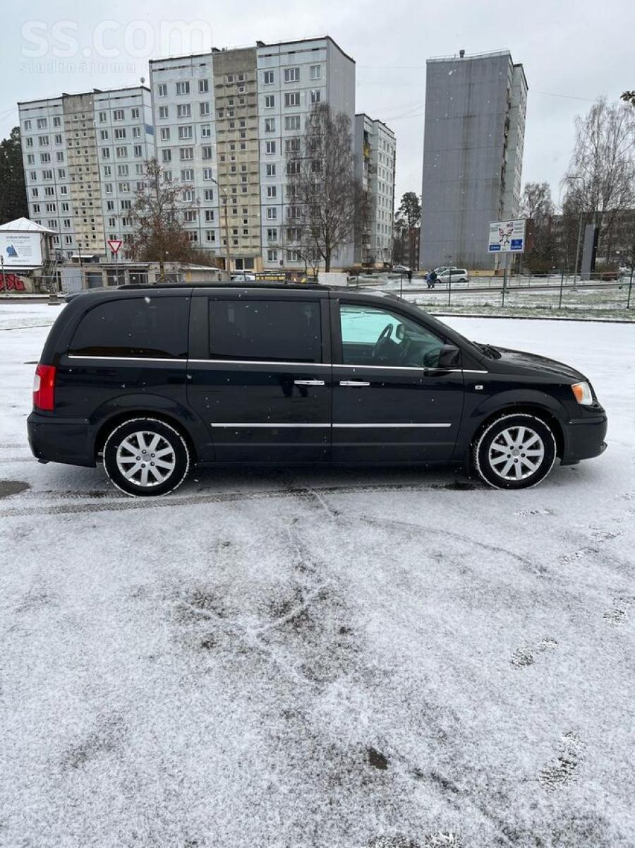 Melns Lancia Voyager 2012 Ogre, ar dzinēja tilpumu 2.80 L un nobraukumu 304 tūkst. km par 4500 €, foto 3 vietnē AUTOMOTO.COM.LV