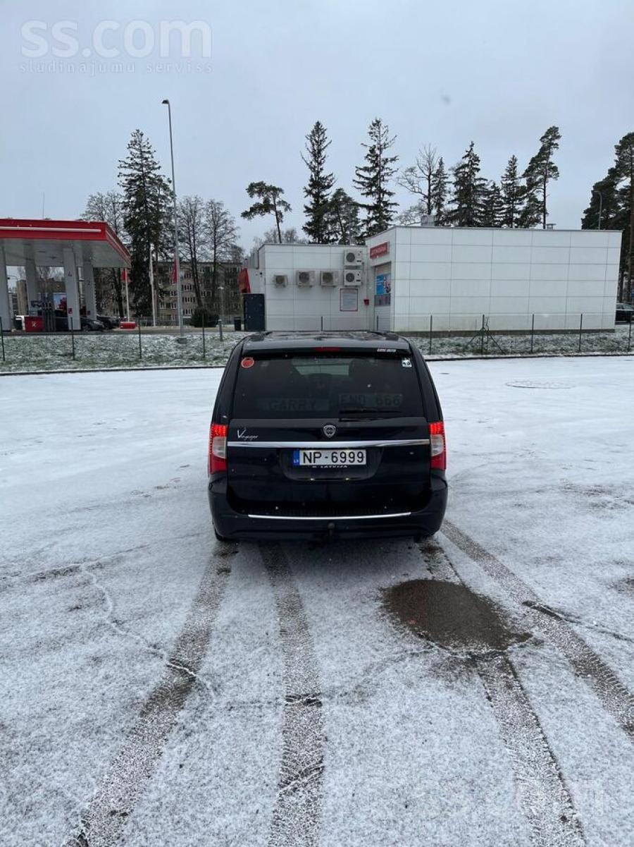 Melns Lancia Voyager 2012 Ogre, ar dzinēja tilpumu 2.80 L un nobraukumu 304 tūkst. km par 4500 €, foto 8 vietnē AUTOMOTO.COM.LV
