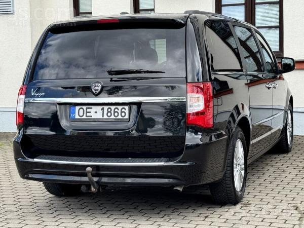 Melns Lancia Voyager 2013 Jelgava, ar dzinēja tilpumu 2.80 L un nobraukumu 195 tūkst. km par 7950 €, foto 3 vietnē AUTOMOTO.COM.LV