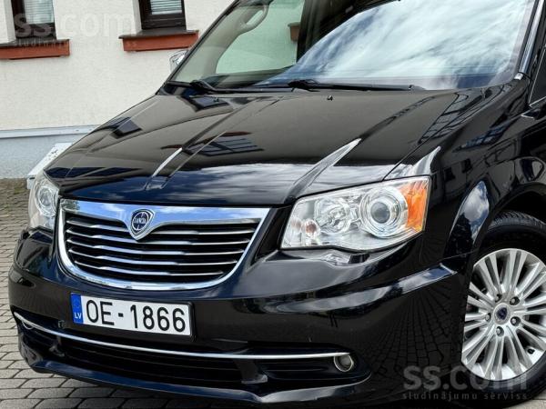 Melns Lancia Voyager 2013 Jelgava, ar dzinēja tilpumu 2.80 L un nobraukumu 195 tūkst. km par 7950 €, foto 5 vietnē AUTOMOTO.COM.LV
