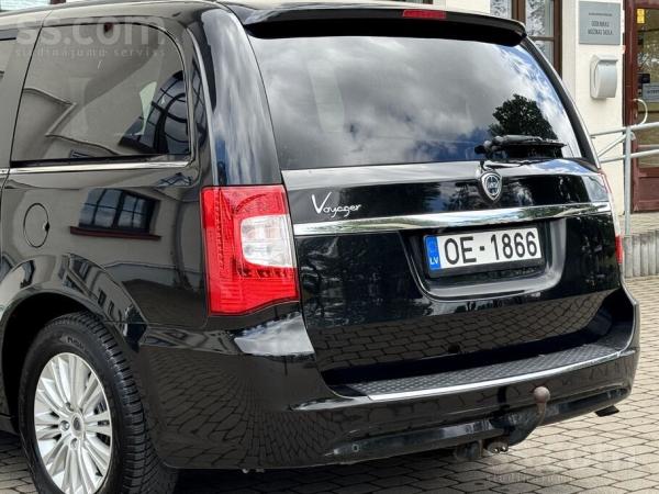 Melns Lancia Voyager 2013 Jelgava, ar dzinēja tilpumu 2.80 L un nobraukumu 195 tūkst. km par 7950 €, foto 8 vietnē AUTOMOTO.COM.LV