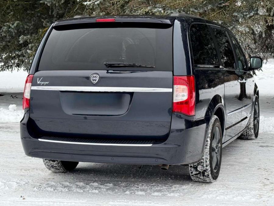 Melns Lancia Voyager 2013 Panevēža, ar dzinēja tilpumu 2.78 L un nobraukumu 198 tūkst. km par 6900 €, foto 3 vietnē AUTOMOTO.COM.LV