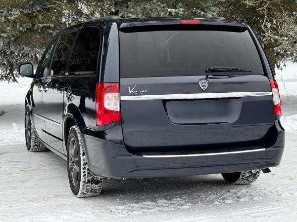 Black Lancia Voyager 2013 in Panevezys, with an engine capacity of 2.78 L and mileage of 198 thousand km for 6900 €, photo 4 on AUTOMOTO.COM.LV