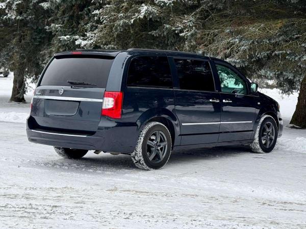 Black Lancia Voyager 2013 in Panevezys, with an engine capacity of 2.78 L and mileage of 198 thousand km for 6900 €, photo 5 on AUTOMOTO.COM.LV