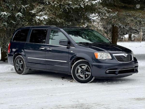 Black Lancia Voyager 2013 in Panevezys, with an engine capacity of 2.78 L and mileage of 198 thousand km for 6900 €, photo 7 on AUTOMOTO.COM.LV