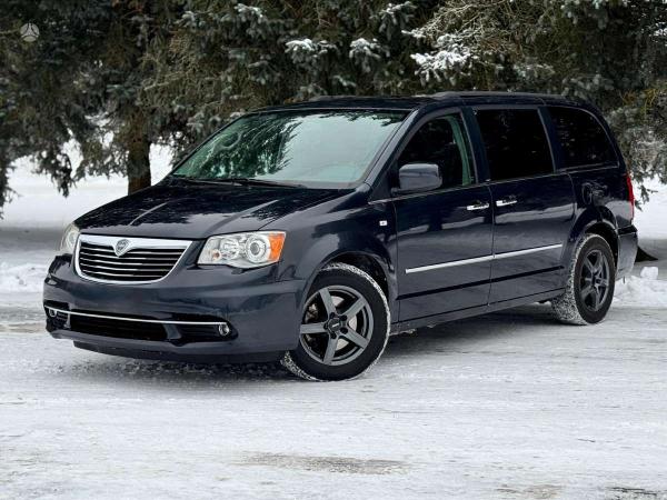 Black Lancia Voyager 2013 in Panevezys, with an engine capacity of 2.78 L and mileage of 198 thousand km for 6900 €, photo 8 on AUTOMOTO.COM.LV
