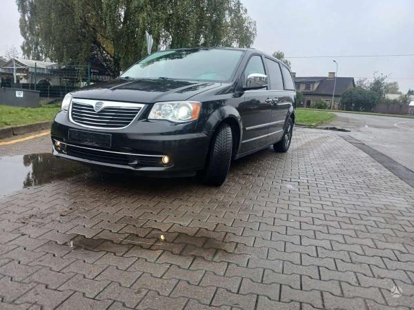 Melns Lancia Voyager 2013 Rīga, ar dzinēja tilpumu 2.80 L un nobraukumu 225 tūkst. km par 5250 €, foto 1 vietnē AUTOMOTO.COM.LV