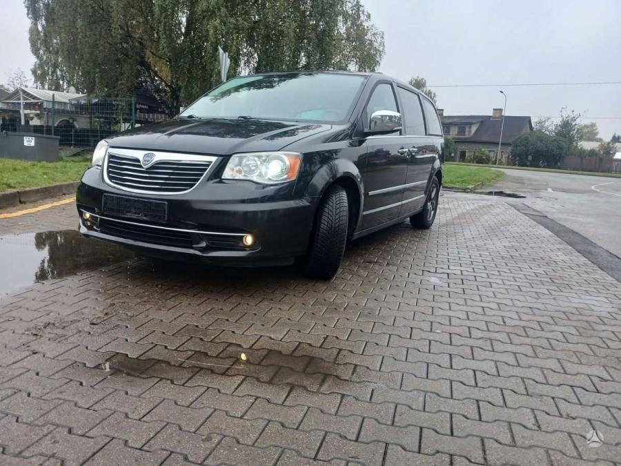 Melns Lancia Voyager 2013 Rīga, ar dzinēja tilpumu 2.80 L un nobraukumu 225 tūkst. km par 5250 €, foto 1 vietnē AUTOMOTO.COM.LV