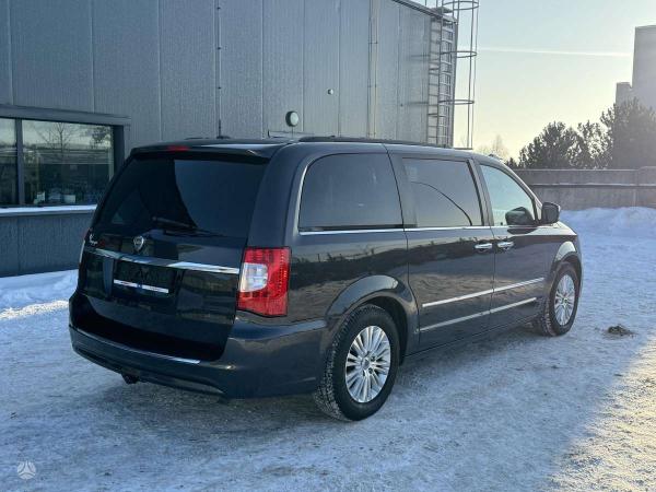 Black Lancia Voyager 2013 in Siauliai, with an engine capacity of 2.80 L and mileage of 144 thousand km for 7250 €, photo 3 on AUTOMOTO.COM.LV