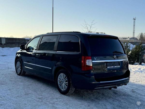 Black Lancia Voyager 2013 in Siauliai, with an engine capacity of 2.80 L and mileage of 144 thousand km for 7250 €, photo 4 on AUTOMOTO.COM.LV