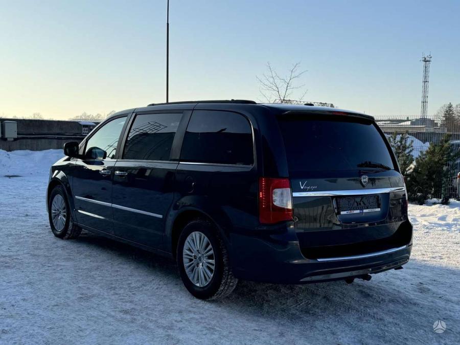 Black Lancia Voyager 2013 in Siauliai, with an engine capacity of 2.80 L and mileage of 144 thousand km for 7250 €, photo 4 on AUTOMOTO.COM.LV