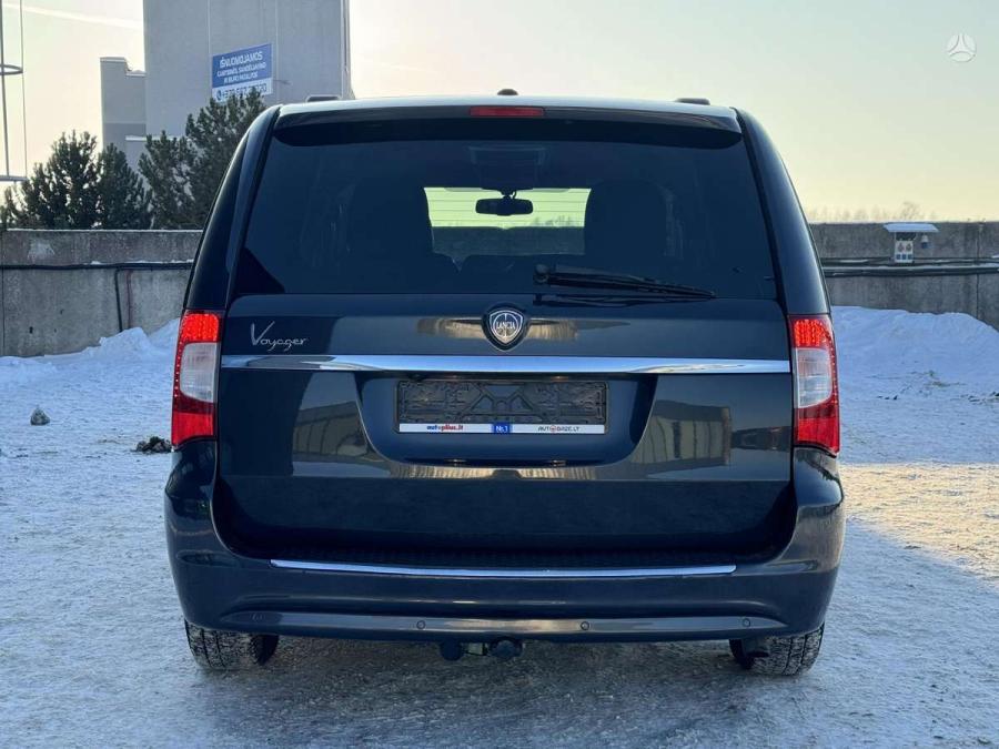 Black Lancia Voyager 2013 in Siauliai, with an engine capacity of 2.80 L and mileage of 144 thousand km for 7250 €, photo 6 on AUTOMOTO.COM.LV