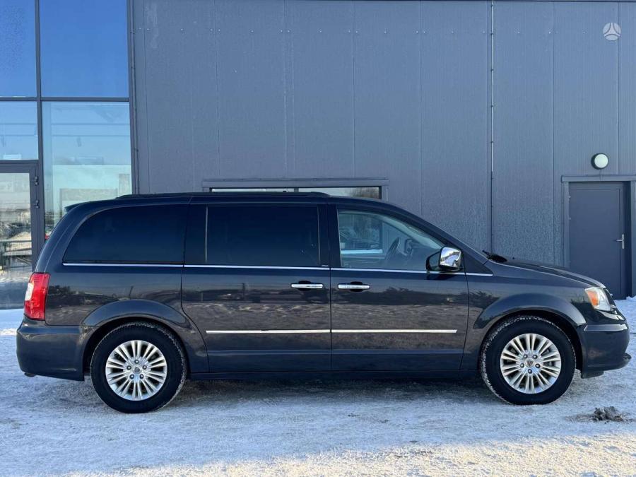 Black Lancia Voyager 2013 in Siauliai, with an engine capacity of 2.80 L and mileage of 144 thousand km for 7250 €, photo 7 on AUTOMOTO.COM.LV