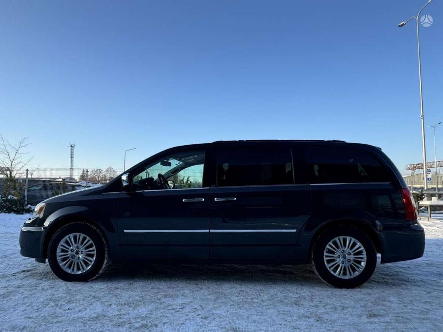 Black Lancia Voyager 2013 in Siauliai, with an engine capacity of 2.80 L and mileage of 144 thousand km for 7250 €, photo 8 on AUTOMOTO.COM.LV