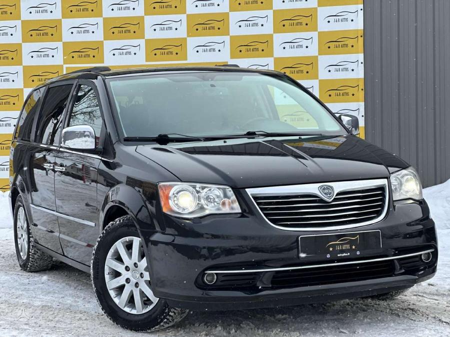 Black Lancia Voyager 2013 in Siauliai, with an engine capacity of 2.78 L and mileage of 289 thousand km for 7500 €, photo 1 on AUTOMOTO.COM.LV