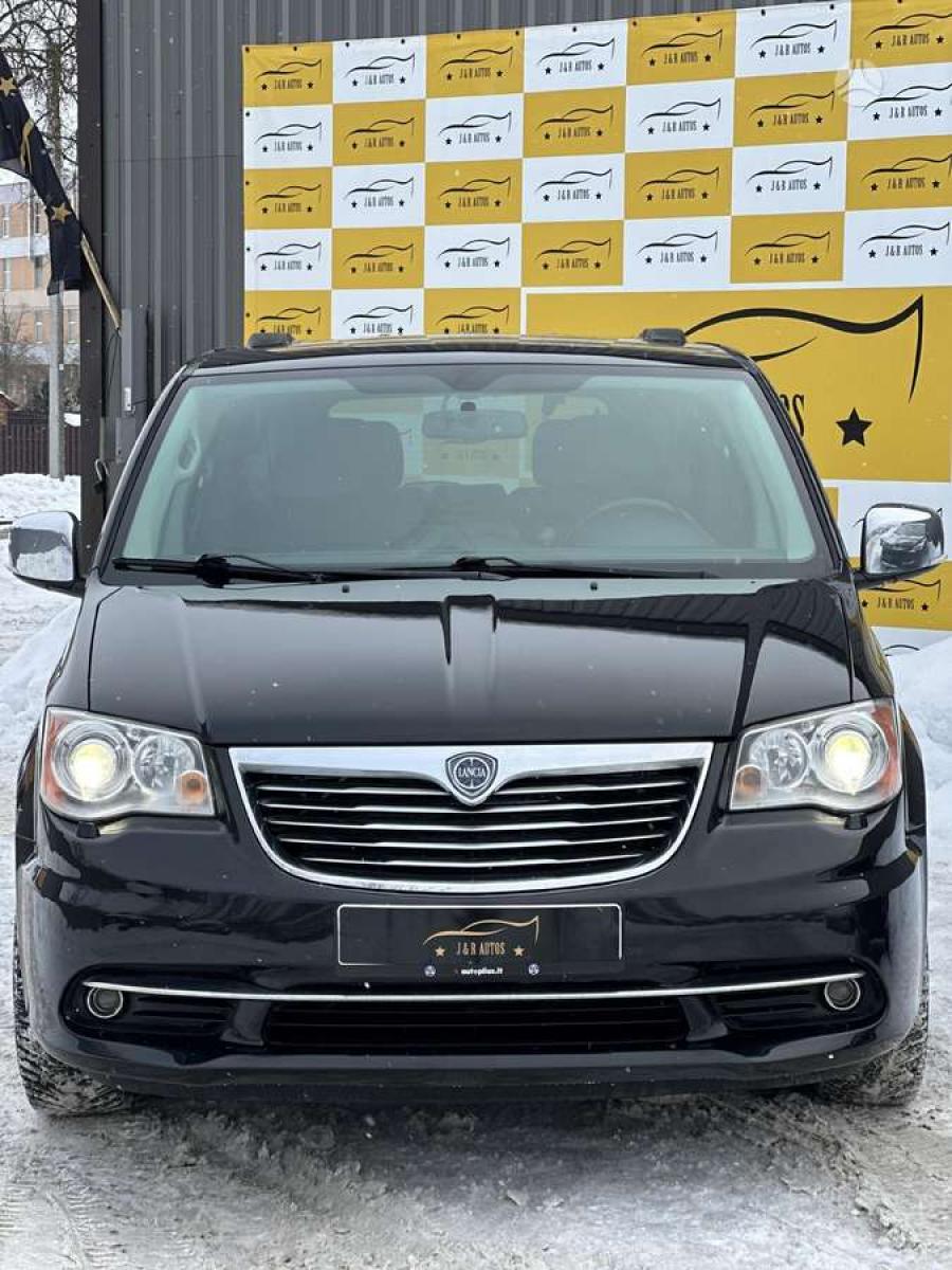 Black Lancia Voyager 2013 in Siauliai, with an engine capacity of 2.78 L and mileage of 289 thousand km for 7500 €, photo 2 on AUTOMOTO.COM.LV
