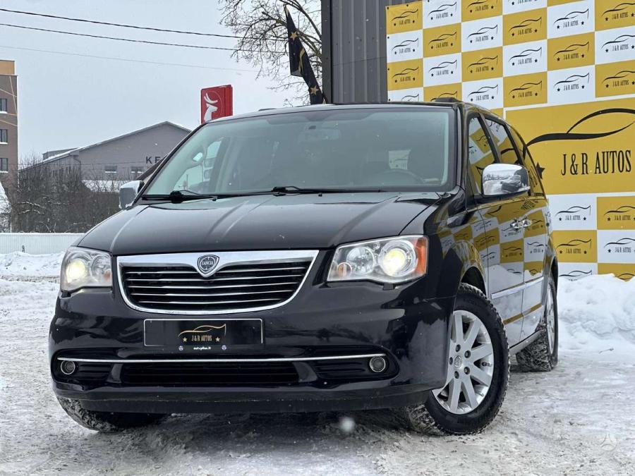 Black Lancia Voyager 2013 in Siauliai, with an engine capacity of 2.78 L and mileage of 289 thousand km for 7500 €, photo 3 on AUTOMOTO.COM.LV