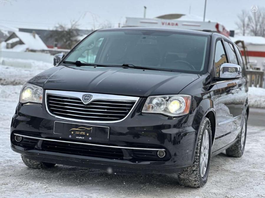 Black Lancia Voyager 2013 in Siauliai, with an engine capacity of 2.78 L and mileage of 289 thousand km for 7500 €, photo 4 on AUTOMOTO.COM.LV