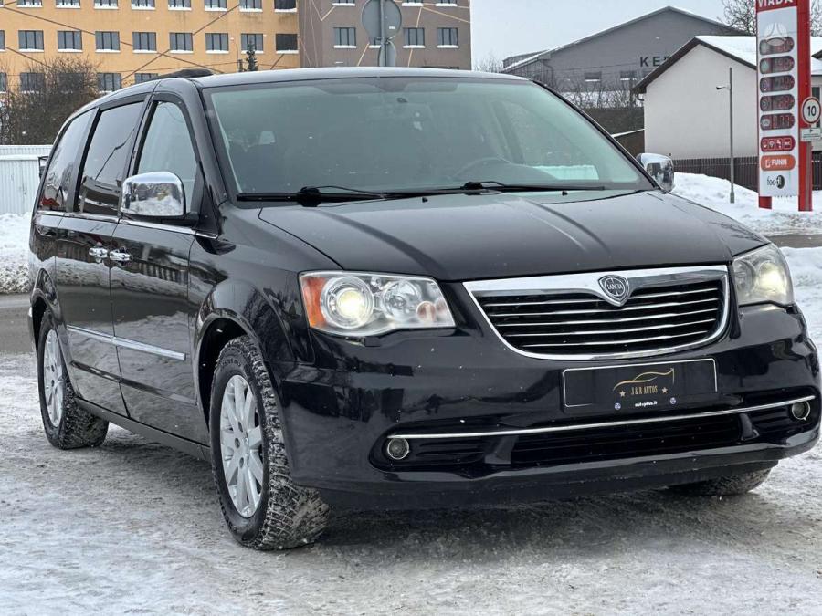 Black Lancia Voyager 2013 in Siauliai, with an engine capacity of 2.78 L and mileage of 289 thousand km for 7500 €, photo 6 on AUTOMOTO.COM.LV