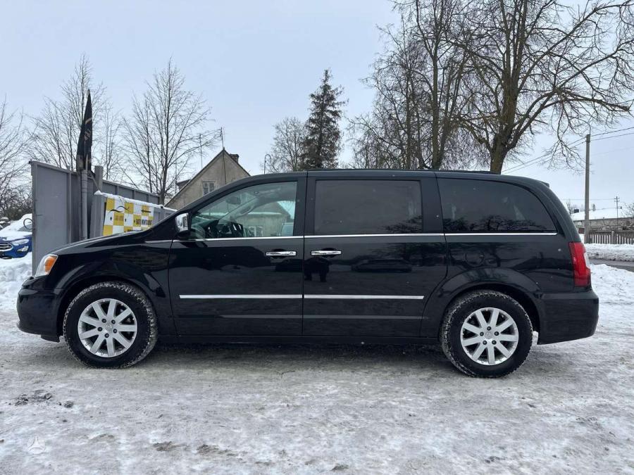 Black Lancia Voyager 2013 in Siauliai, with an engine capacity of 2.78 L and mileage of 289 thousand km for 7500 €, photo 7 on AUTOMOTO.COM.LV