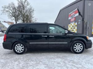 Black Lancia Voyager 2013 in Siauliai, with an engine capacity of 2.78 L and mileage of 289 thousand km for 7500 €, photo 8 on AUTOMOTO.COM.LV