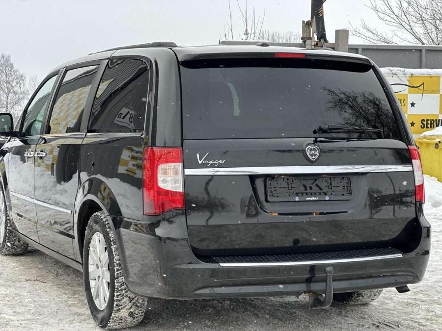 Black Lancia Voyager 2013 in Siauliai, with an engine capacity of 2.78 L and mileage of 289 thousand km for 7500 €, photo 9 on AUTOMOTO.COM.LV