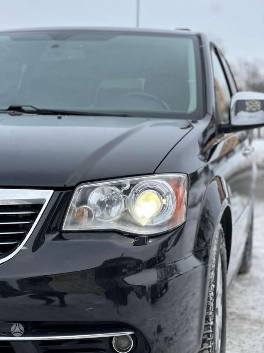 Black Lancia Voyager 2013 in Siauliai, with an engine capacity of 2.78 L and mileage of 289 thousand km for 7500 €, photo 13 on AUTOMOTO.COM.LV