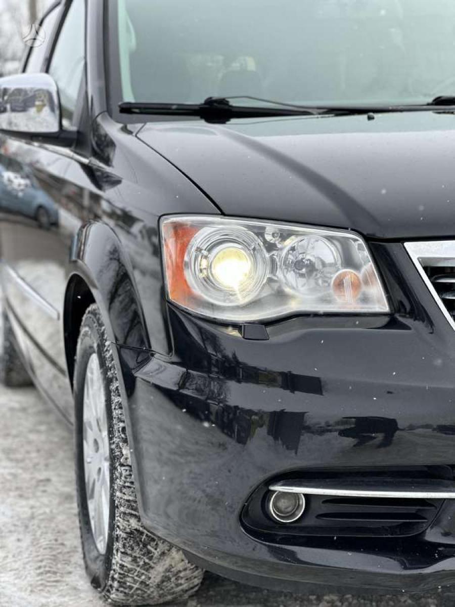 Black Lancia Voyager 2013 in Siauliai, with an engine capacity of 2.78 L and mileage of 289 thousand km for 7500 €, photo 14 on AUTOMOTO.COM.LV