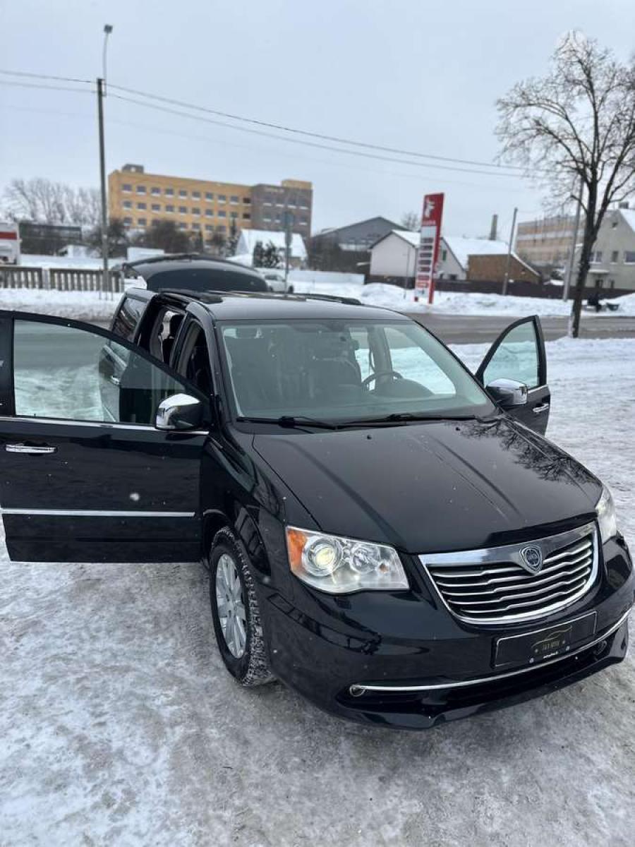 Black Lancia Voyager 2013 in Siauliai, with an engine capacity of 2.78 L and mileage of 289 thousand km for 7500 €, photo 16 on AUTOMOTO.COM.LV
